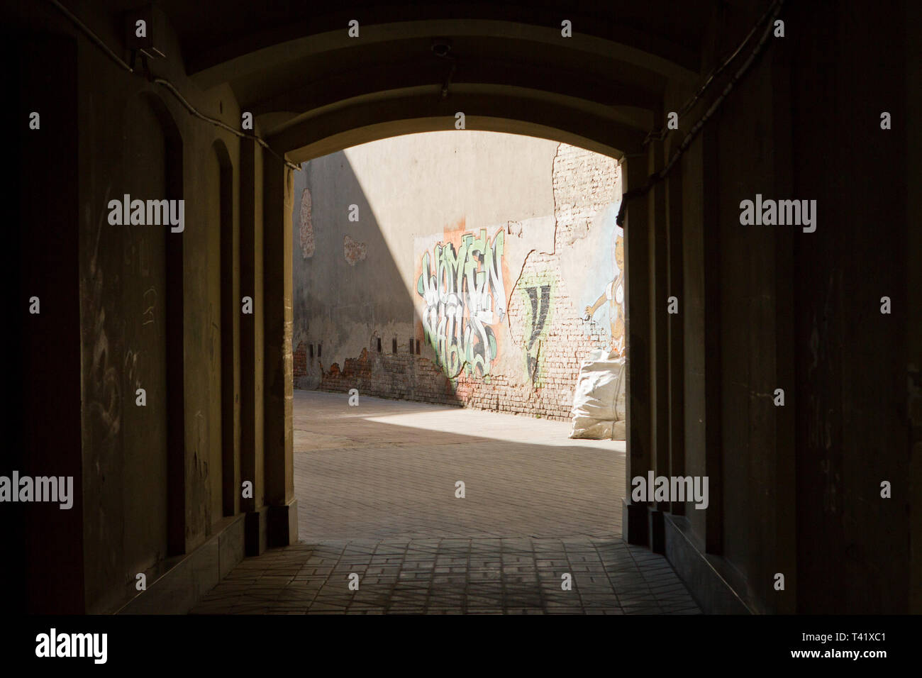 Altes hoftor -Fotos und -Bildmaterial in hoher Auflösung – Alamy