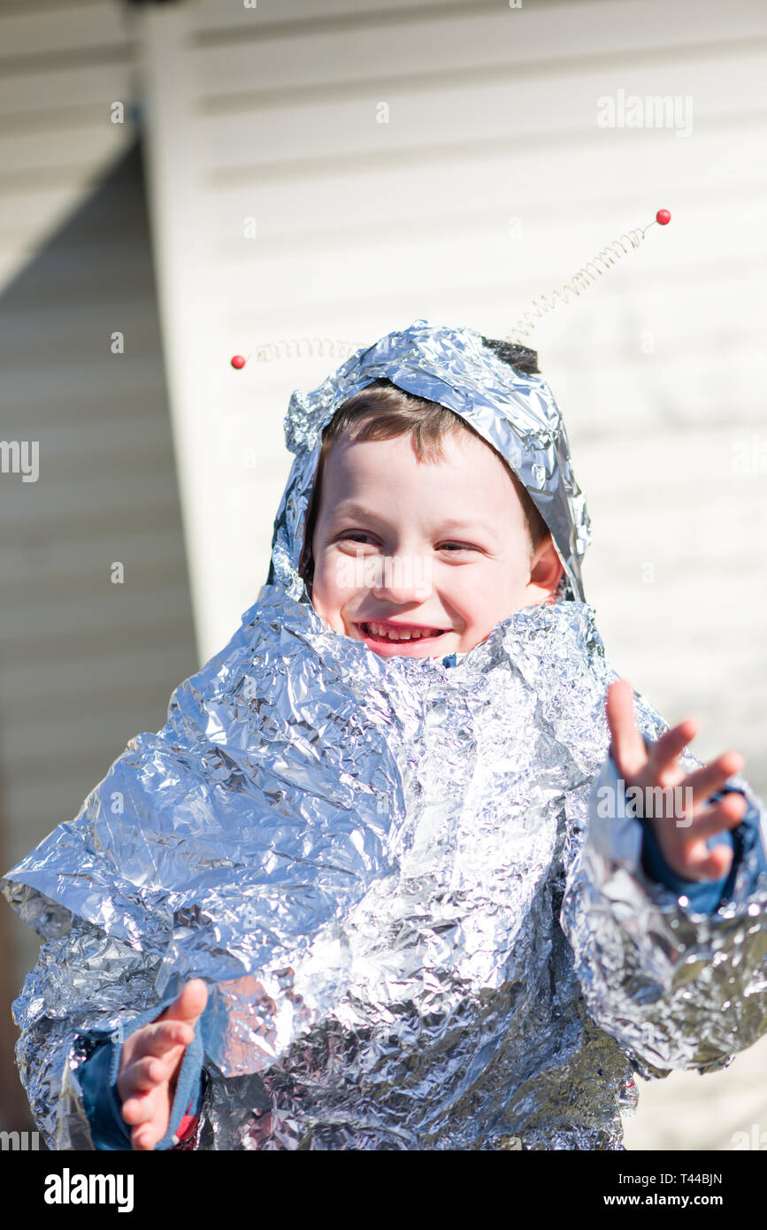 Kind spielt mit roboter -Fotos und -Bildmaterial in hoher Auflösung – Alamy