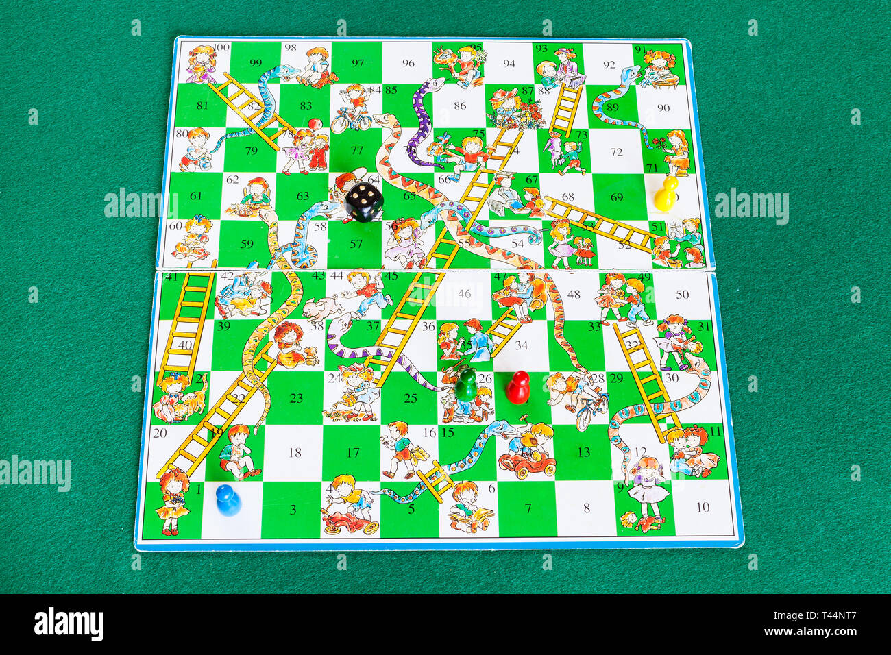 Snakes and ladders board game -Fotos und -Bildmaterial in hoher ...
