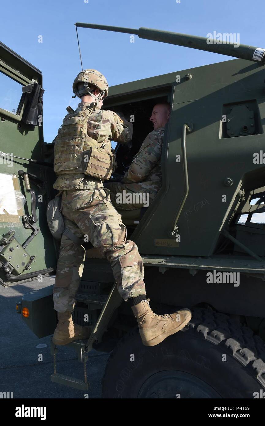 Chief Master Sgt. Chris Simpson, rechts, 18 Air Force command Chief ...