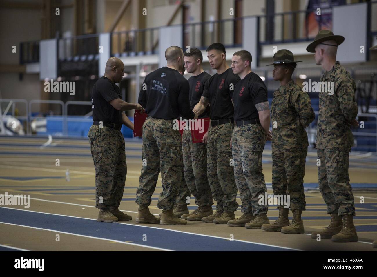 Us Marine Corps Sgt. Maj. William Banken und Maj. Travis Hord award ...