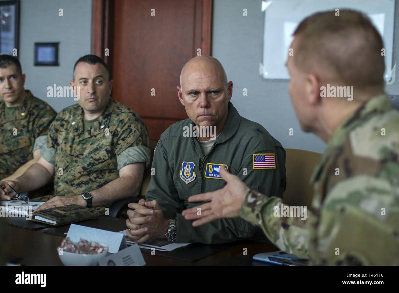 Major General Thomas Carden, der Adjutant General von Georgien, begrüßt ...