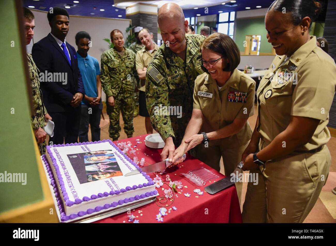 OKINAWA, Japan (8. März 2019) Cmdr. Joseph Harder, kommandierender ...