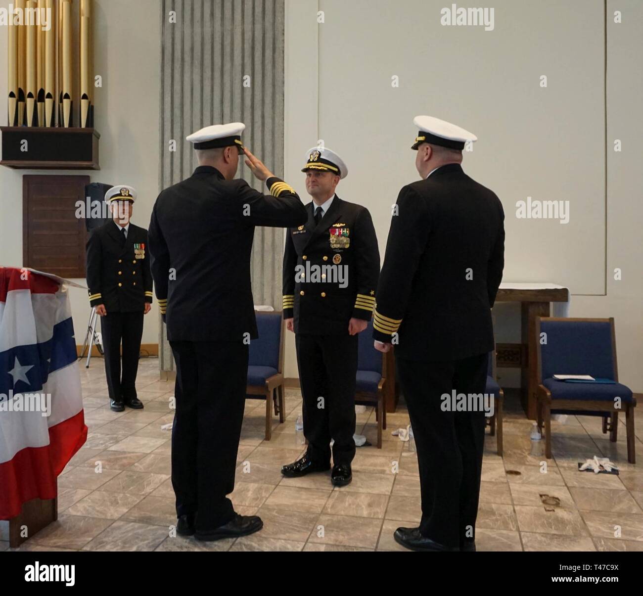 Kapitän Robert Peters begrüßt Sie Kapitän Christopher Nash, Commodore ...