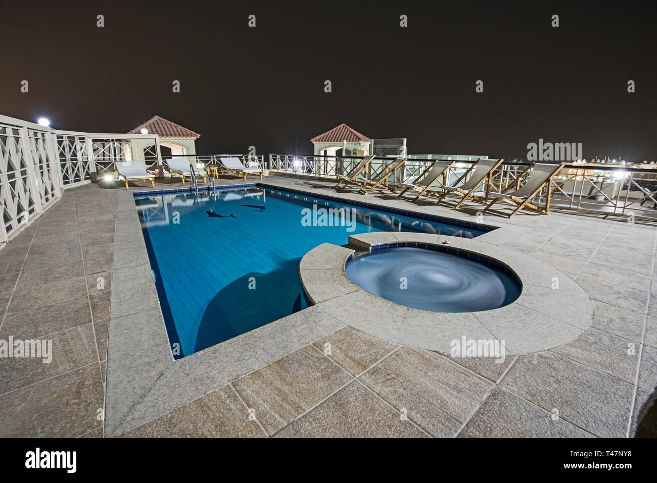 Pool jacuzzi entspannen -Fotos und -Bildmaterial in hoher Auflösung – Alamy