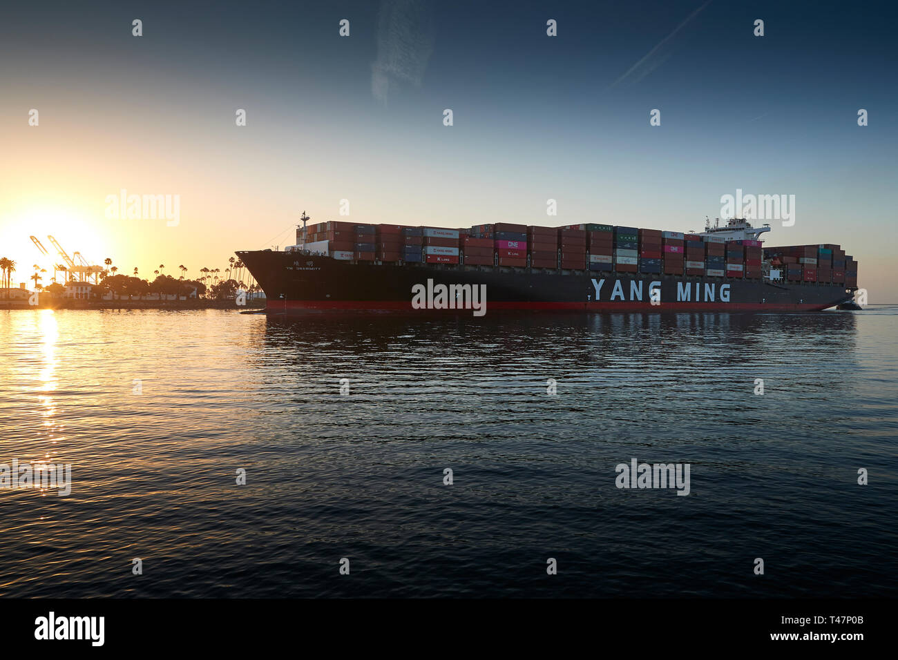 Containerschiff von der seite gesehen -Fotos und -Bildmaterial in hoher ...