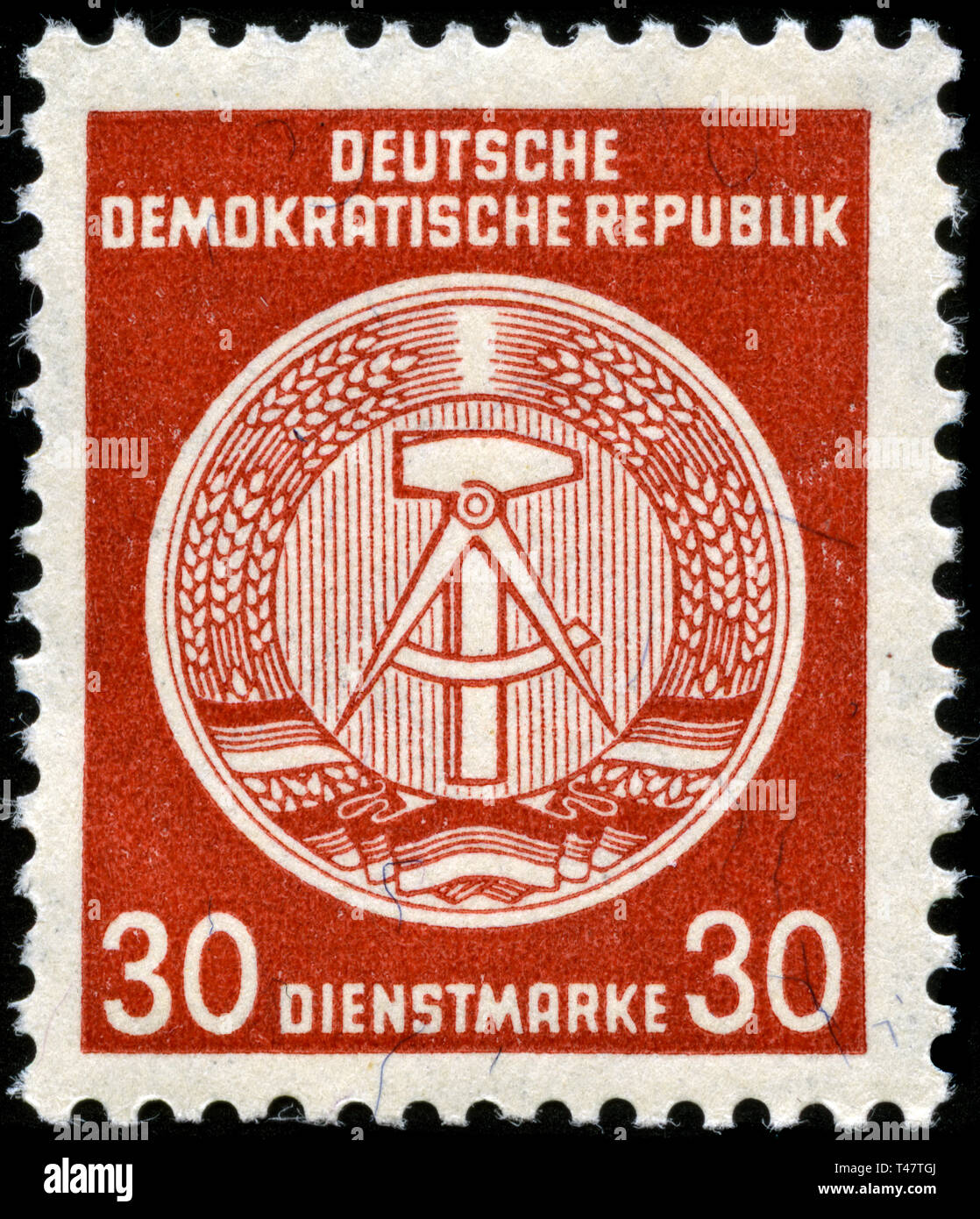 Briefmarke aus Ostdeutschland (DDR) in der Hammer und Kompass ...