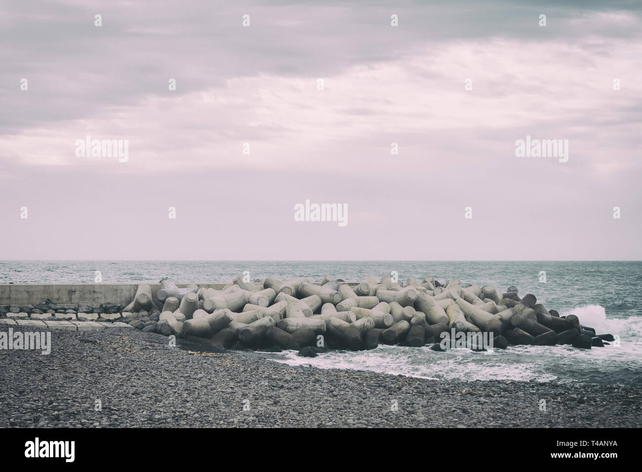 Wellenbrecher und strand -Fotos und -Bildmaterial in hoher Auflösung – Alamy