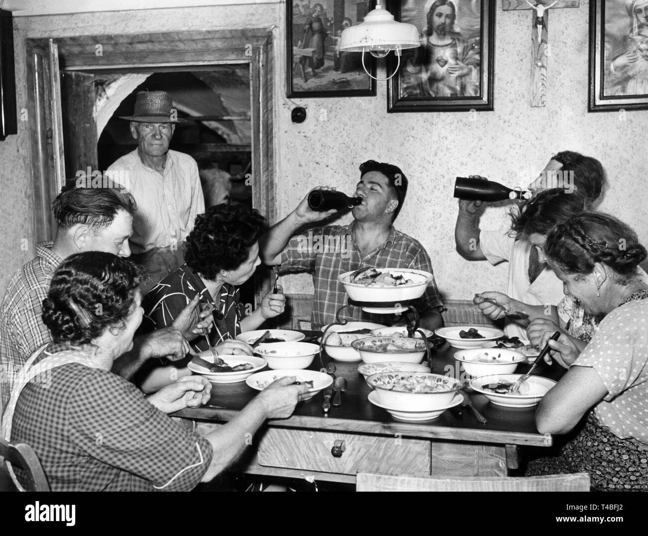 1950s family eating -Fotos und -Bildmaterial in hoher Auflösung – Alamy