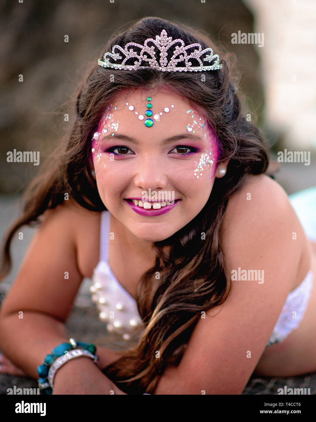 Tween Meerjungfrau Auf Felsen Stockfotografie Alamy tween-meerjungfrau-auf-felsen-stockfotografie-alamy