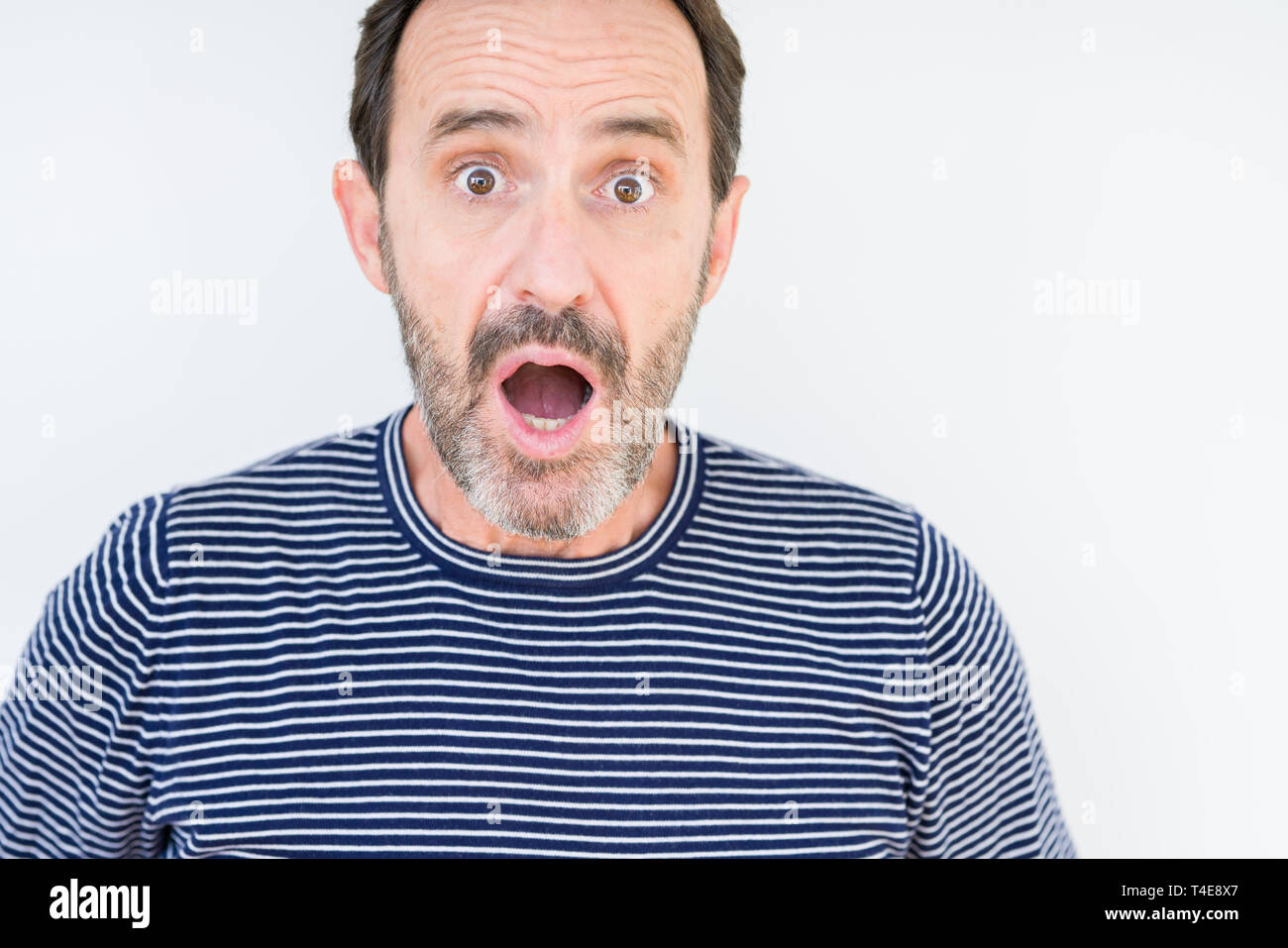 Gut aussehender älterer Mann über isolierte Hintergrund Angst und mit ...