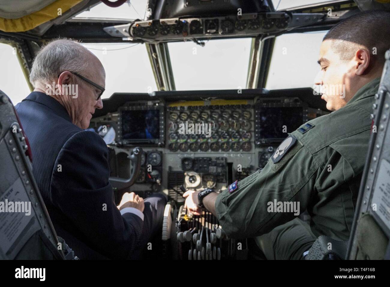 Us-Botschafter in Großbritannien Robert Wood Johnson sitzt im Cockpit ...