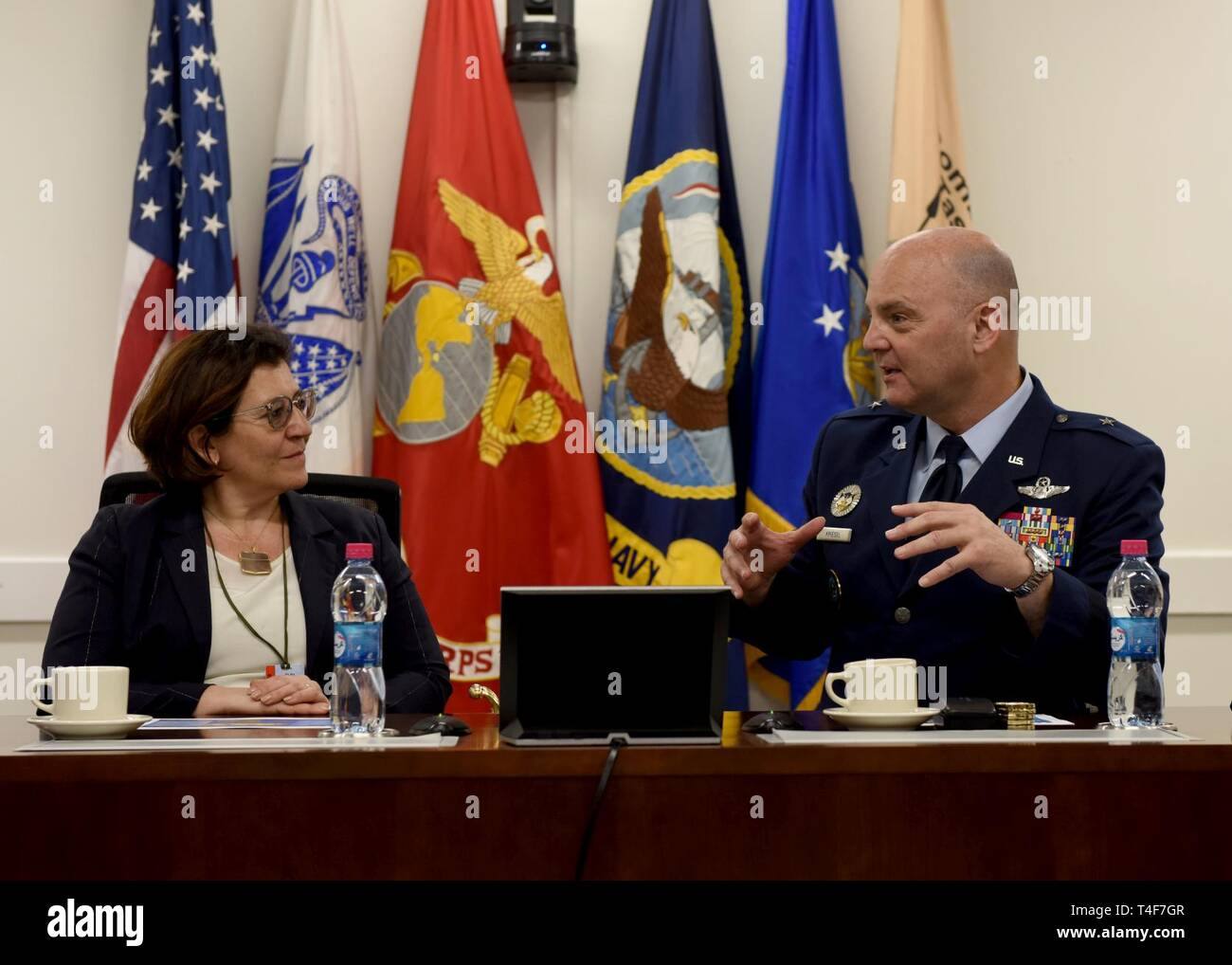 Elisabetta Trenta, der italienische Minister für Verteidigung, Links ...