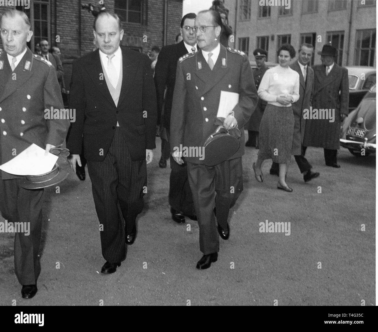 Verteidigungsminister Theodor Blank (M) vorgelegt Am 12. November 1955 ...