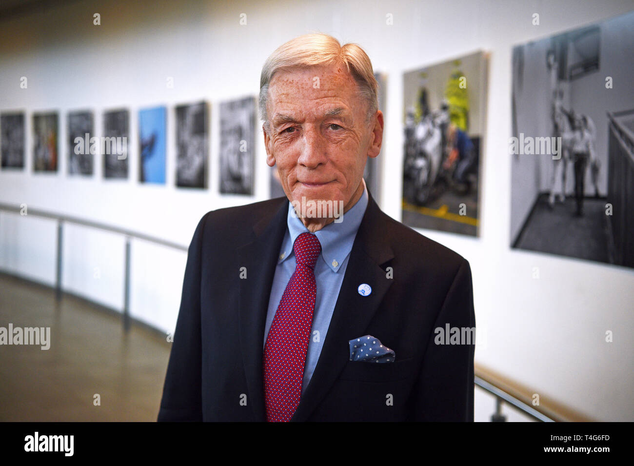 Fotograf Christoph Jonas in einer Vorschau auf seine Ausstellung mit ...