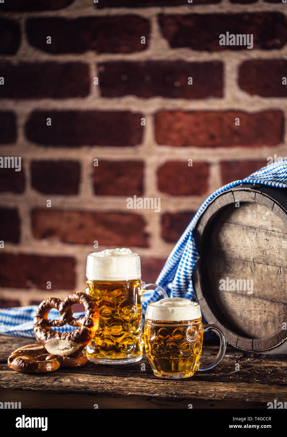 Oktoberfest karte mit bier -Fotos und -Bildmaterial in hoher Auflösung ...