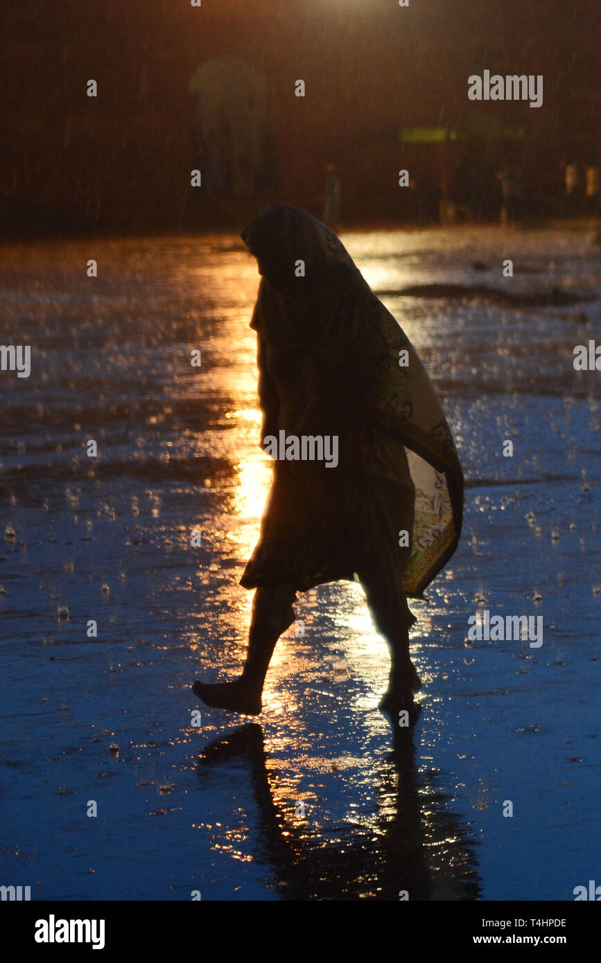 Lahore, Pakistan. 16 Apr, 2019. Tausende pakistanische Volk ankommen ...