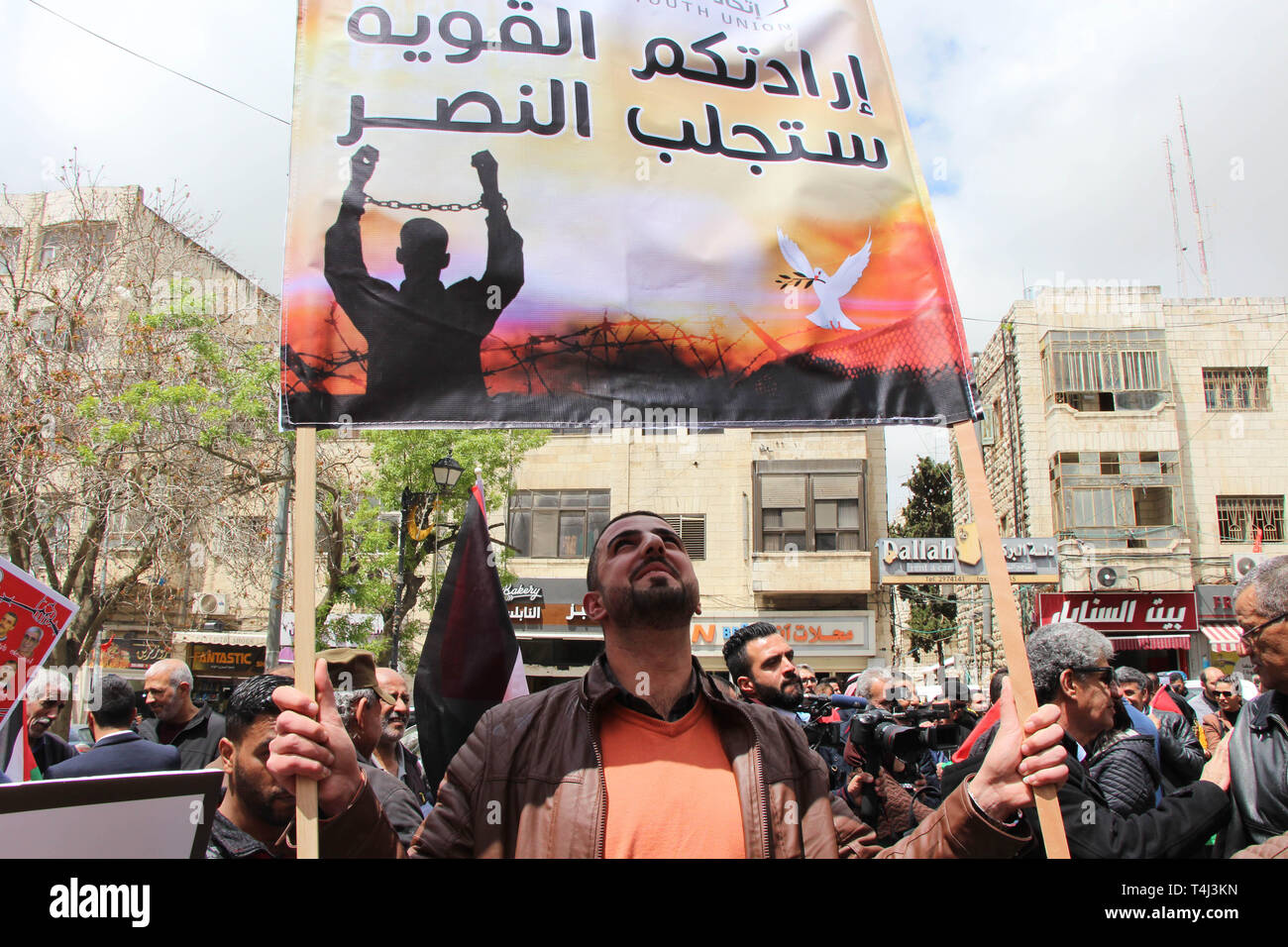 Ramallah, West Bank, Palästina. 17 Apr, 2019. Palästinenser beteiligen ...