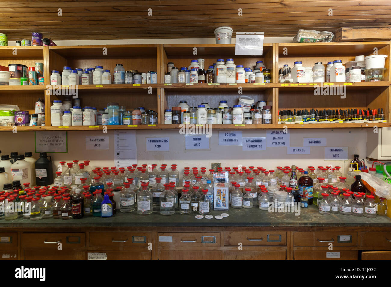 School laboratory chemical store -Fotos und -Bildmaterial in hoher ...