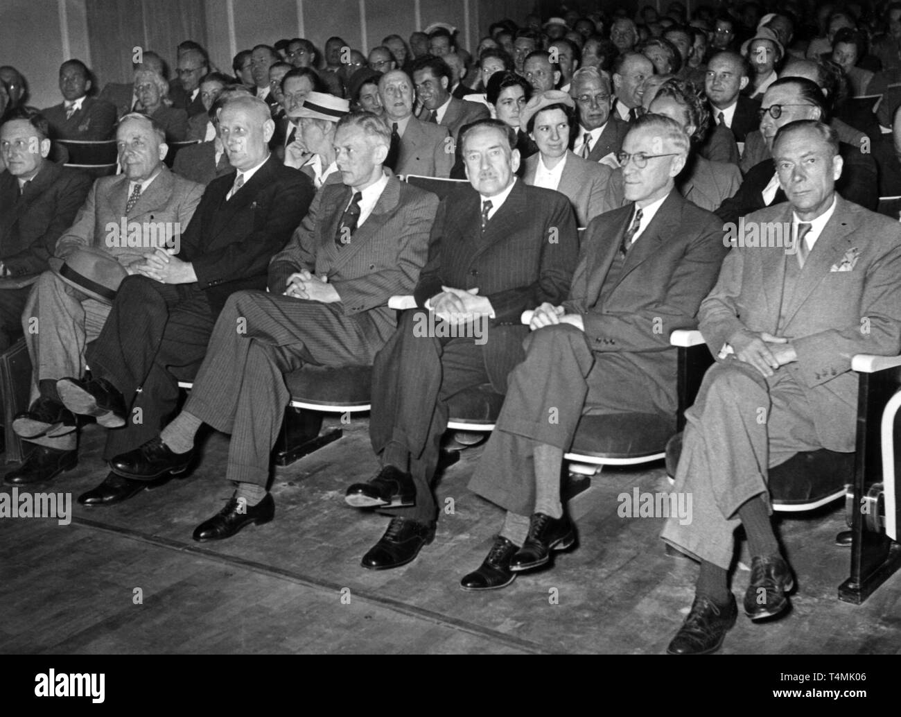 Sieben Nobelpreisträger nehmen an der ersten Sitzung im Jahr 1951 (L-R ...
