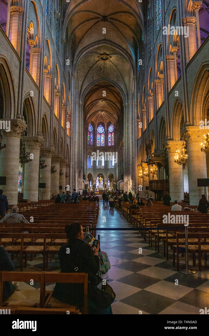 Im Inneren der Kathedrale Notre Dame entfernt. Details des Interieurs von Notre Dame de Paris ...