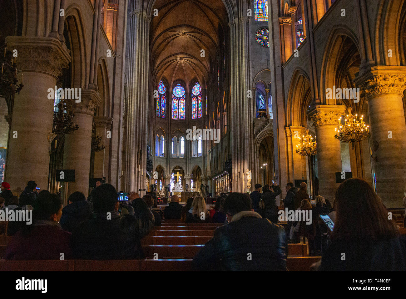 Im Inneren der Kathedrale Notre Dame entfernt. Details des Interieurs von Notre Dame de Paris ...