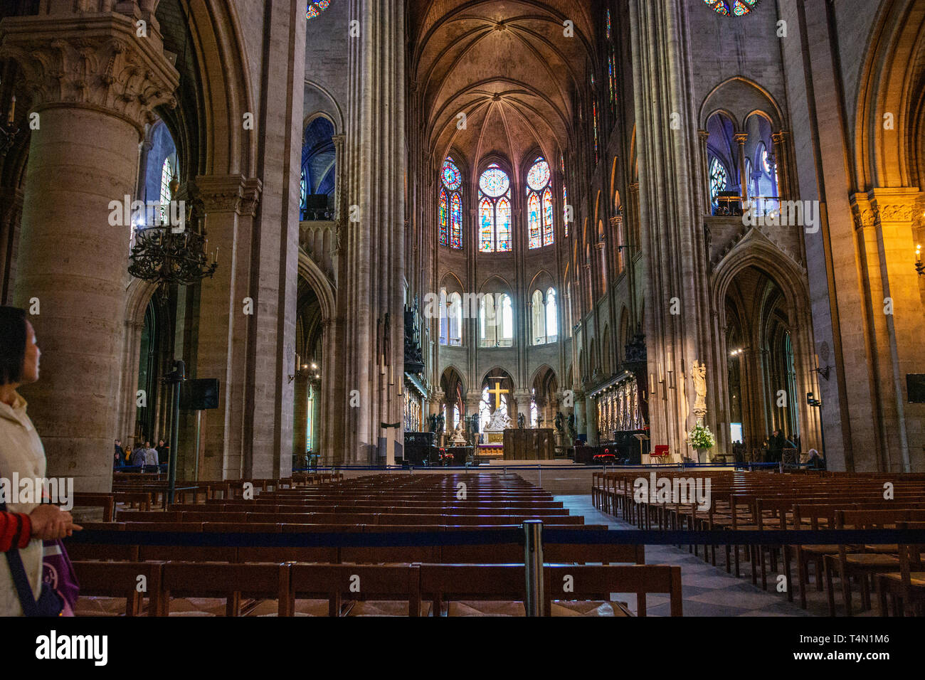 Im Inneren der Kathedrale Notre Dame entfernt. Details des Interieurs von Notre Dame de Paris ...