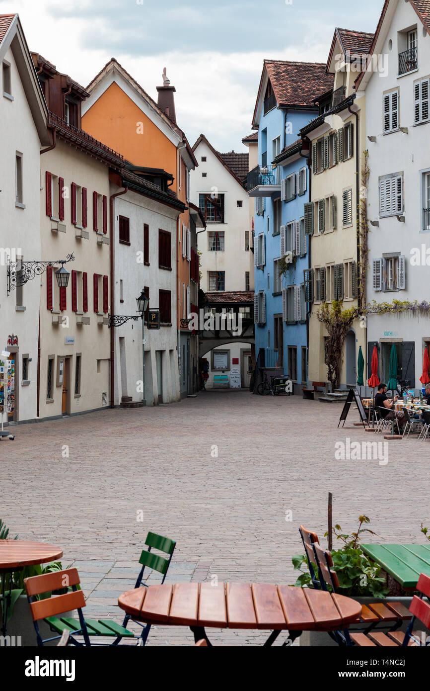 Ein Teil der Altstadt von Chur, mit historischen Gebäuden, Straße, und ...