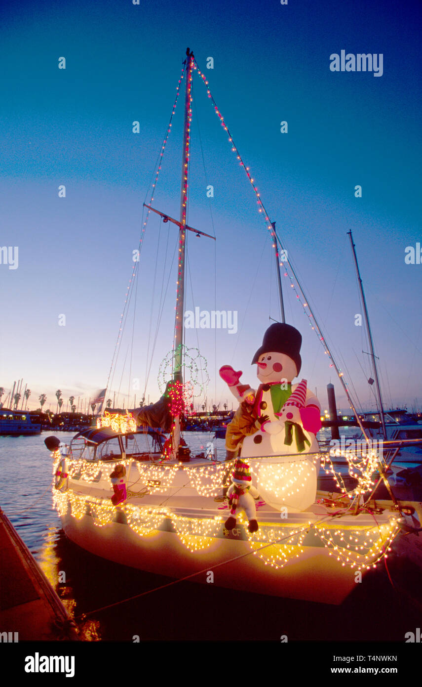 Boat decorated christmas lights on -Fotos und -Bildmaterial in hoher ...