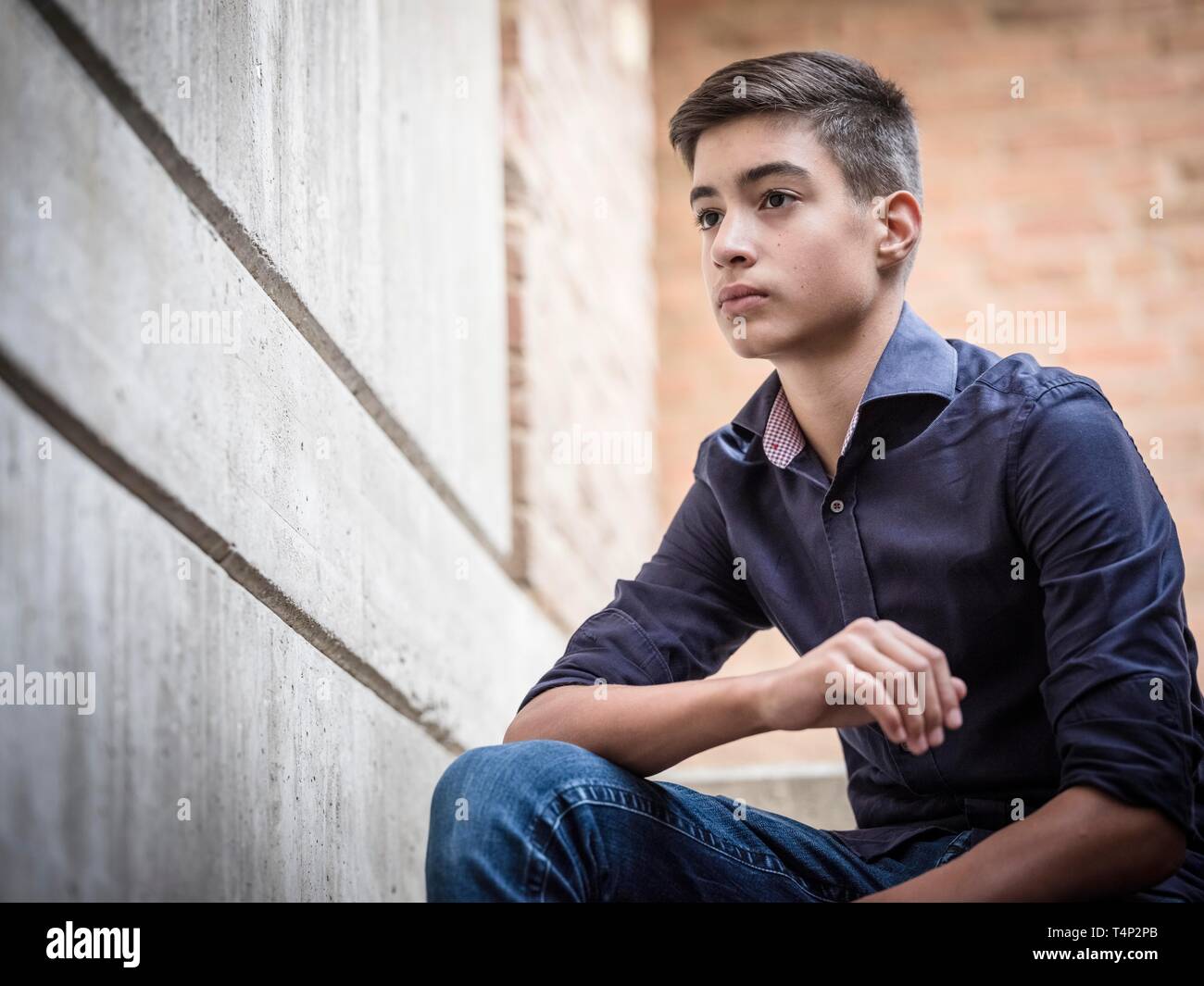 Junge, Teenager, 14 Jahre, sitzend auf einer Treppe, Blick in die ...