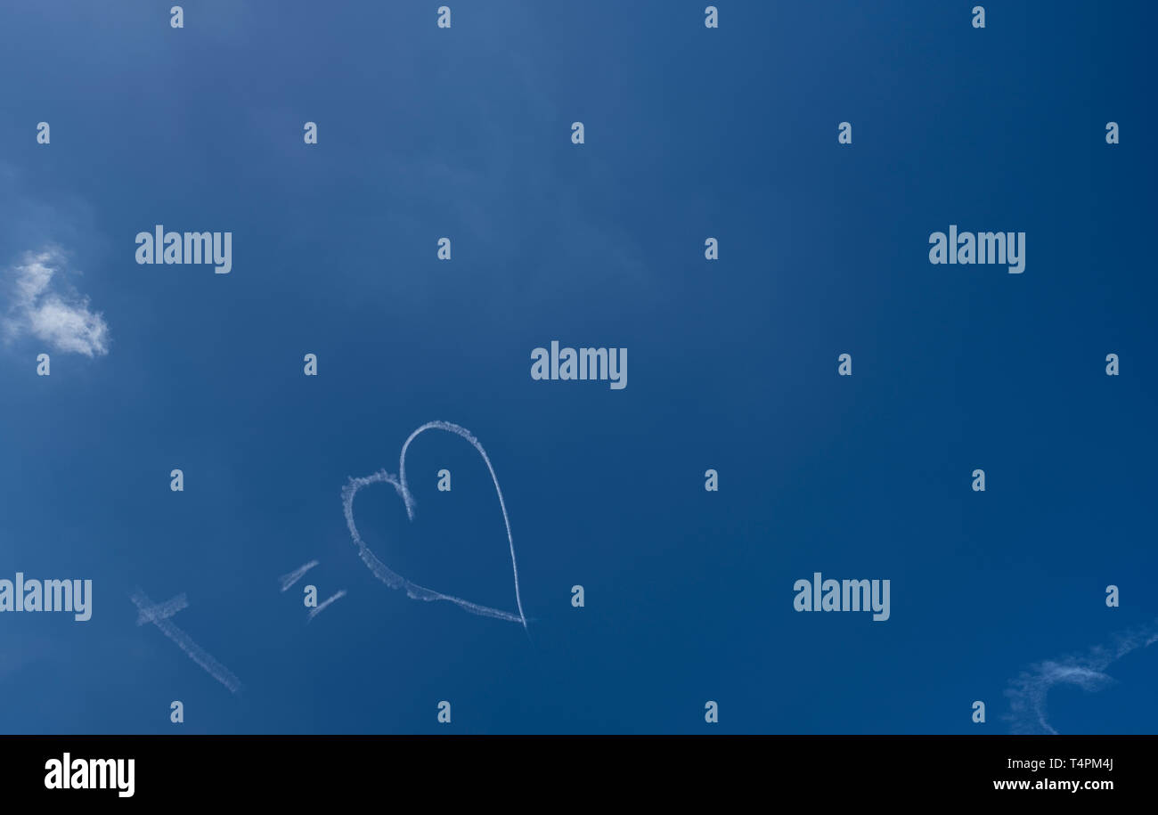 Skywriting an Ostern mit Jesus ist Liebe Symbole auf einem blauen ...
