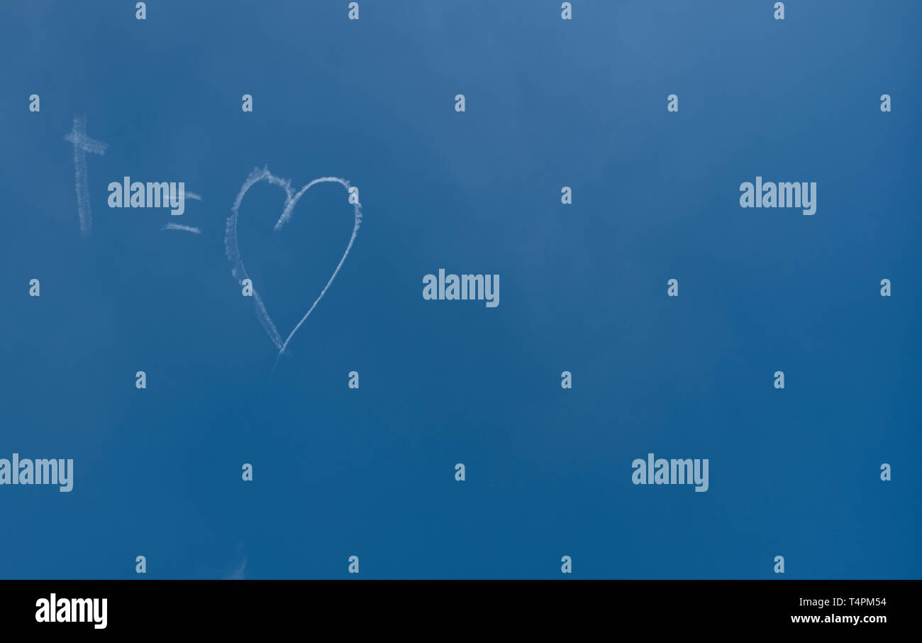 Skywriting an Ostern mit Jesus ist Liebe Symbole auf einem blauen ...