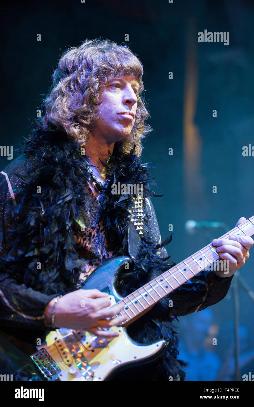 Simon bartholomew musiker -Fotos und -Bildmaterial in hoher Auflösung ...