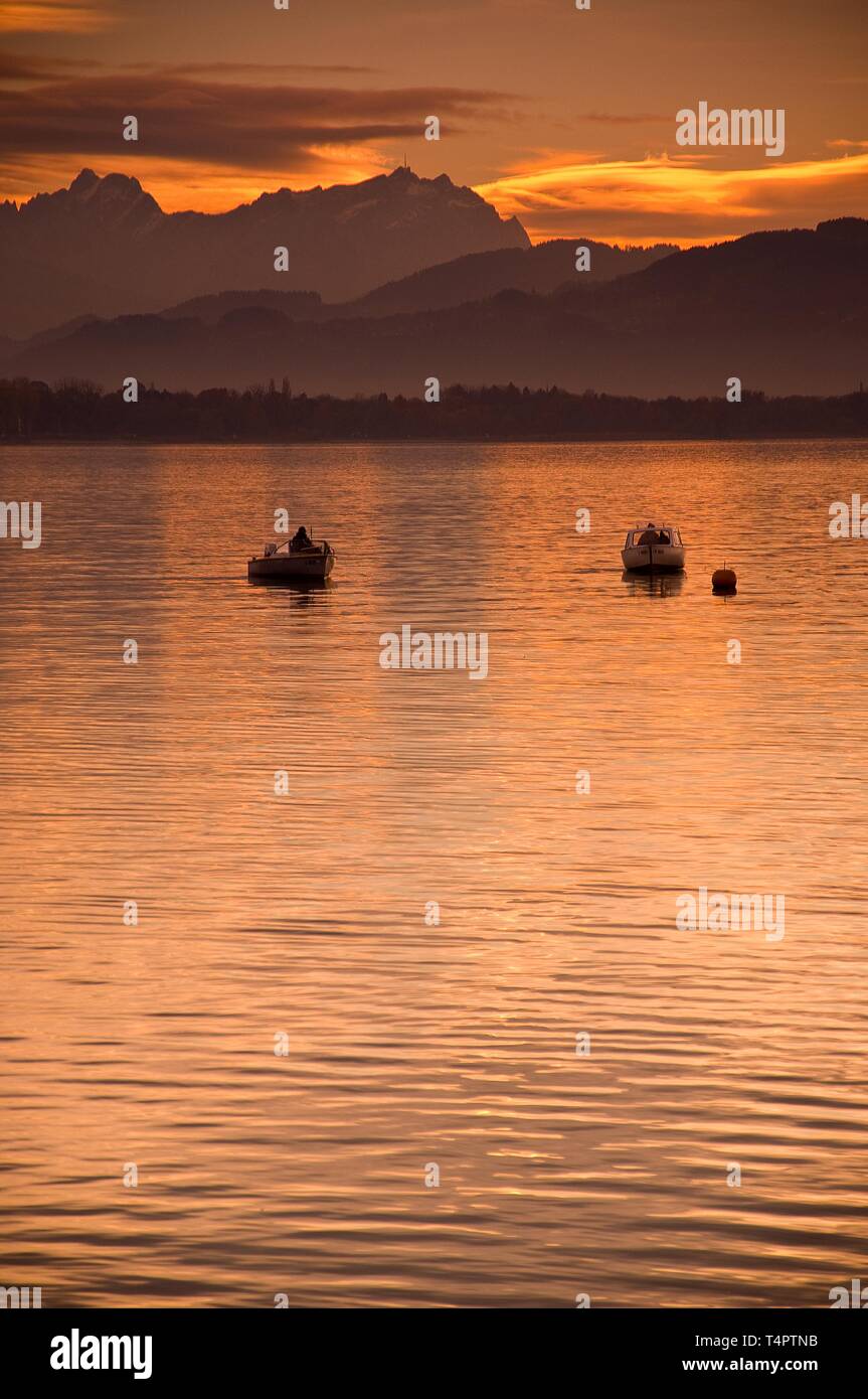 Fischerboote am Bodensee, mit Blick auf den Säntis massiv in der ...