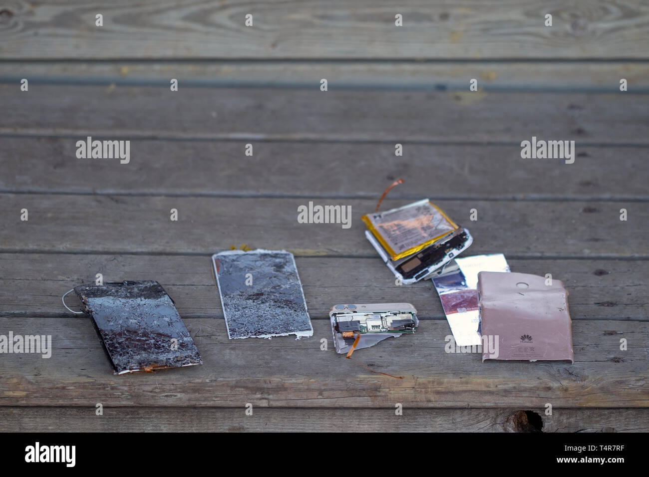 Zerbrochenes handy -Fotos und -Bildmaterial in hoher Auflösung – Alamy