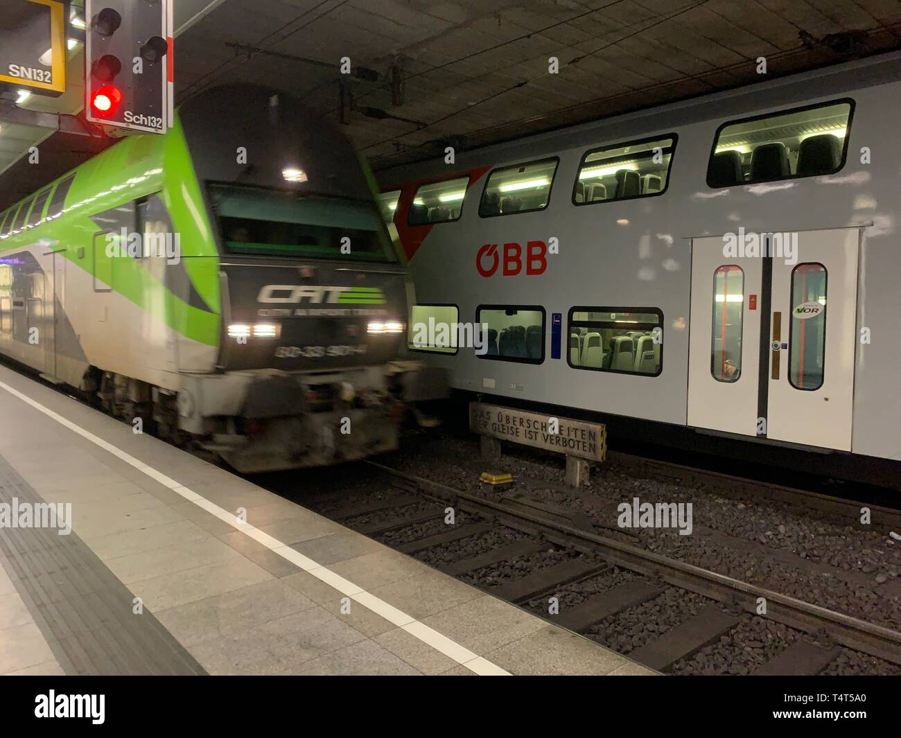 Die Österreichische Bundesbahn oder obb Bahn ist der Hauptbahnhof in ... Die Österreichische Bundesbahn oder obb Bahn ist der Hauptbahnhof in ...