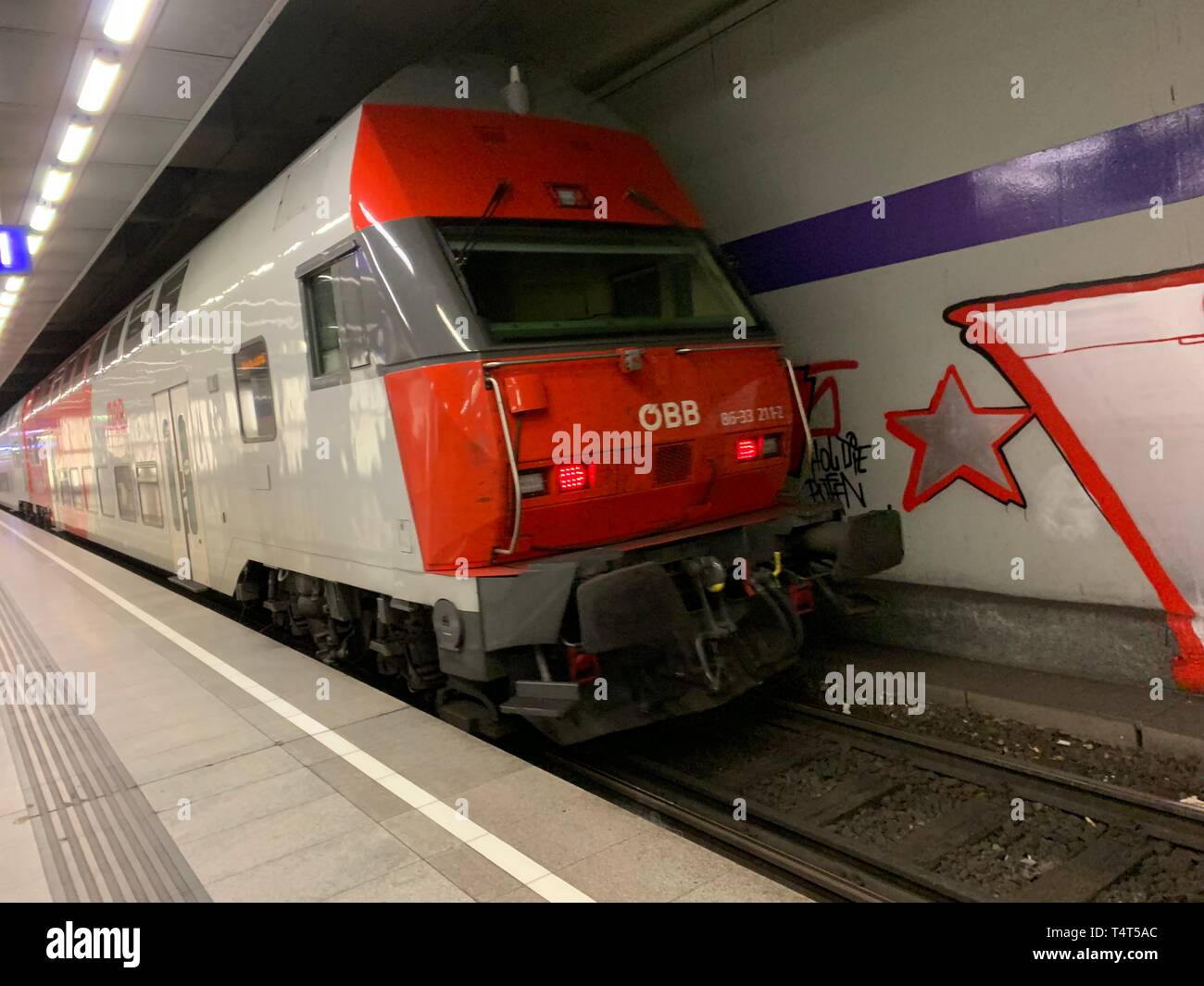 Die Österreichische Bundesbahn oder obb Bahn ist der Hauptbahnhof in ... Die Österreichische Bundesbahn oder obb Bahn ist der Hauptbahnhof in ...