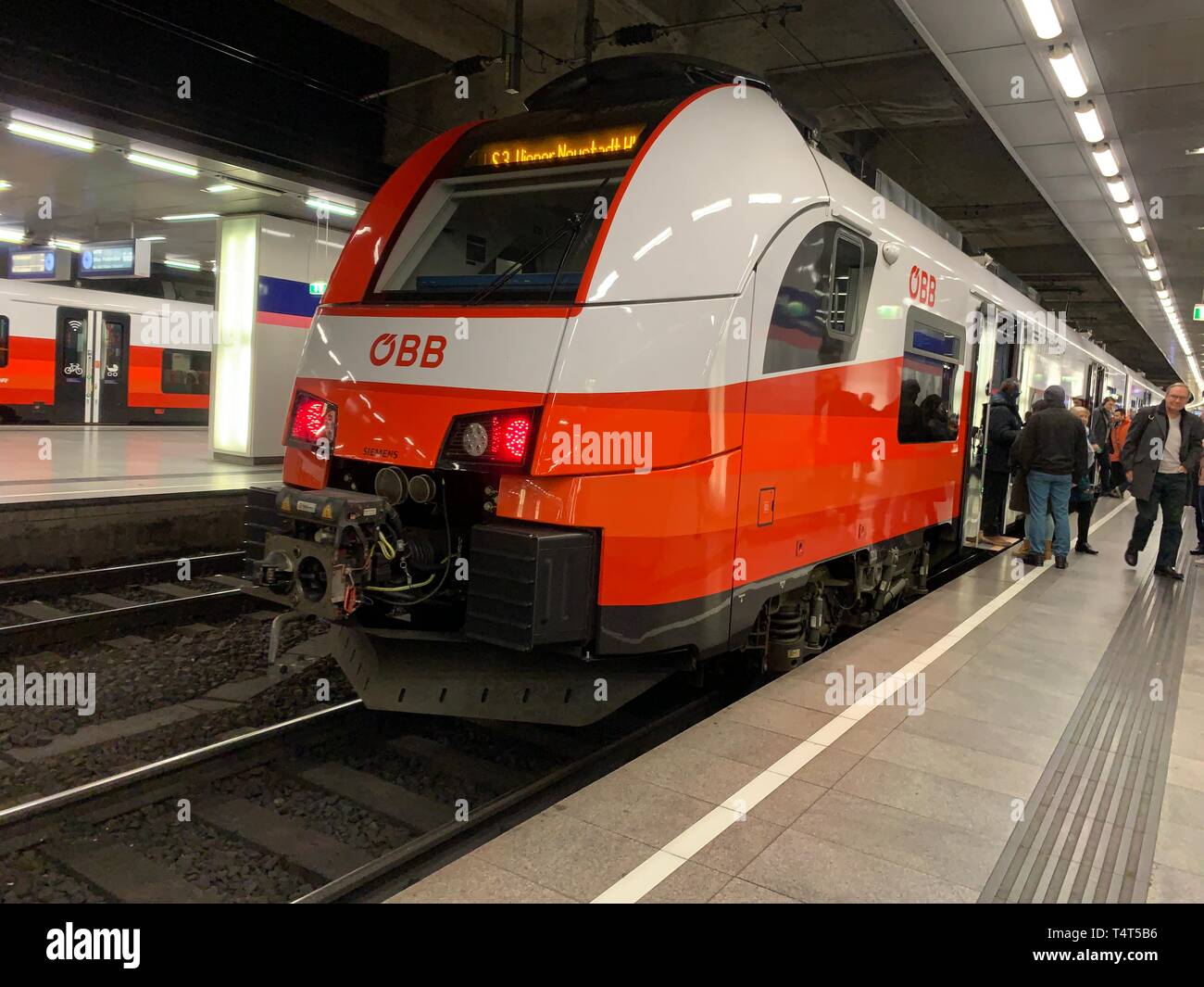 Die Österreichische Bundesbahn oder obb Bahn ist der Hauptbahnhof in ... Die Österreichische Bundesbahn oder obb Bahn ist der Hauptbahnhof in ...