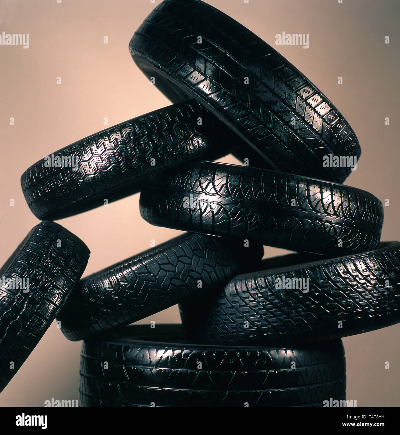 Gestapelte reifen -Fotos und -Bildmaterial in hoher Auflösung – Alamy