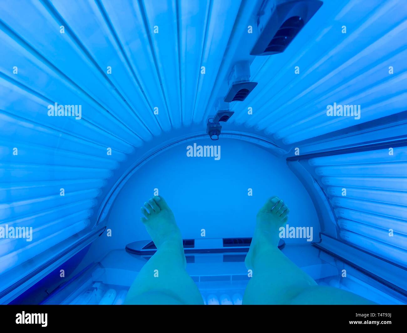 Woman in solarium -Fotos und -Bildmaterial in hoher Auflösung – Alamy