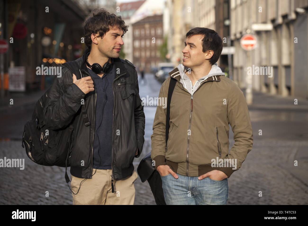Männer laufen auf der straße -Fotos und -Bildmaterial in hoher ...