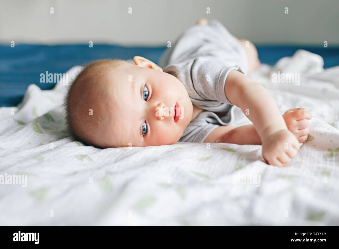 Junge im bett liegend auf bauch -Fotos und -Bildmaterial in hoher Auflösung – Alamy