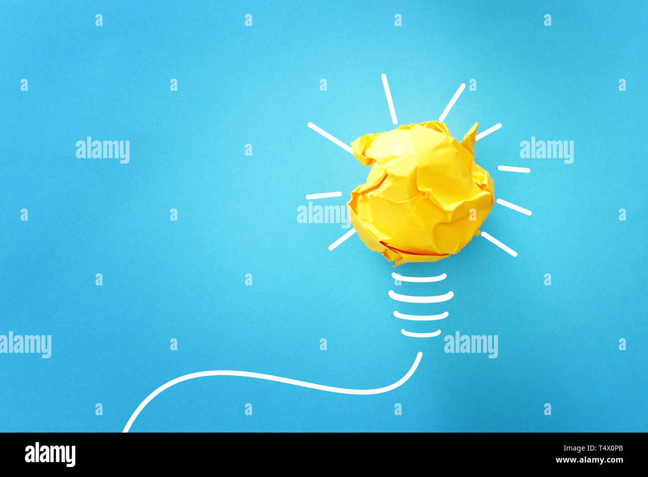 Konzept Bild der erfolgreichen Idee, zerknittertes Papier und Glühlampe ...