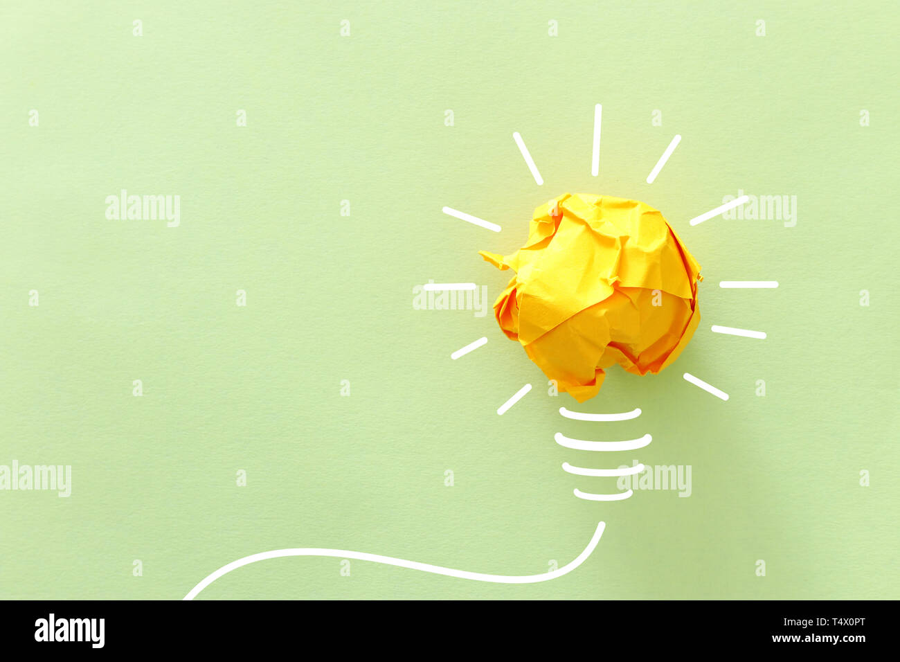 Konzept Bild der erfolgreichen Idee, zerknittertes Papier und Glühlampe ...