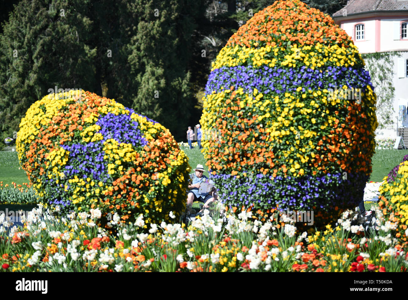 Insel Mainau, Deutschland. 20 Apr, 2019. Ein Tourist aus der Schweiz ...