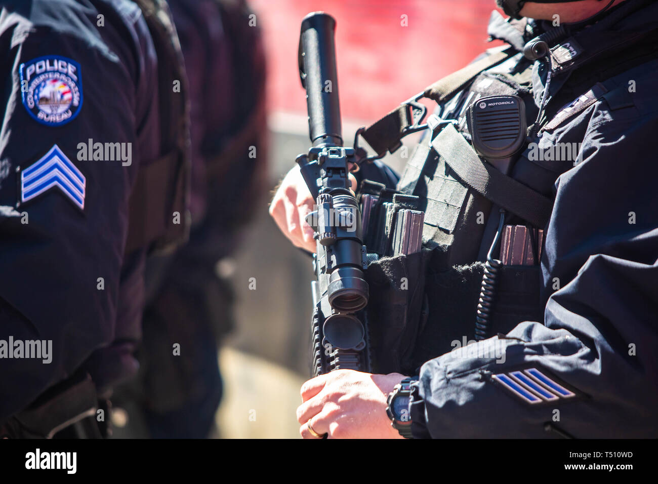 Polizeipatrouille mit waffen -Fotos und -Bildmaterial in hoher ...