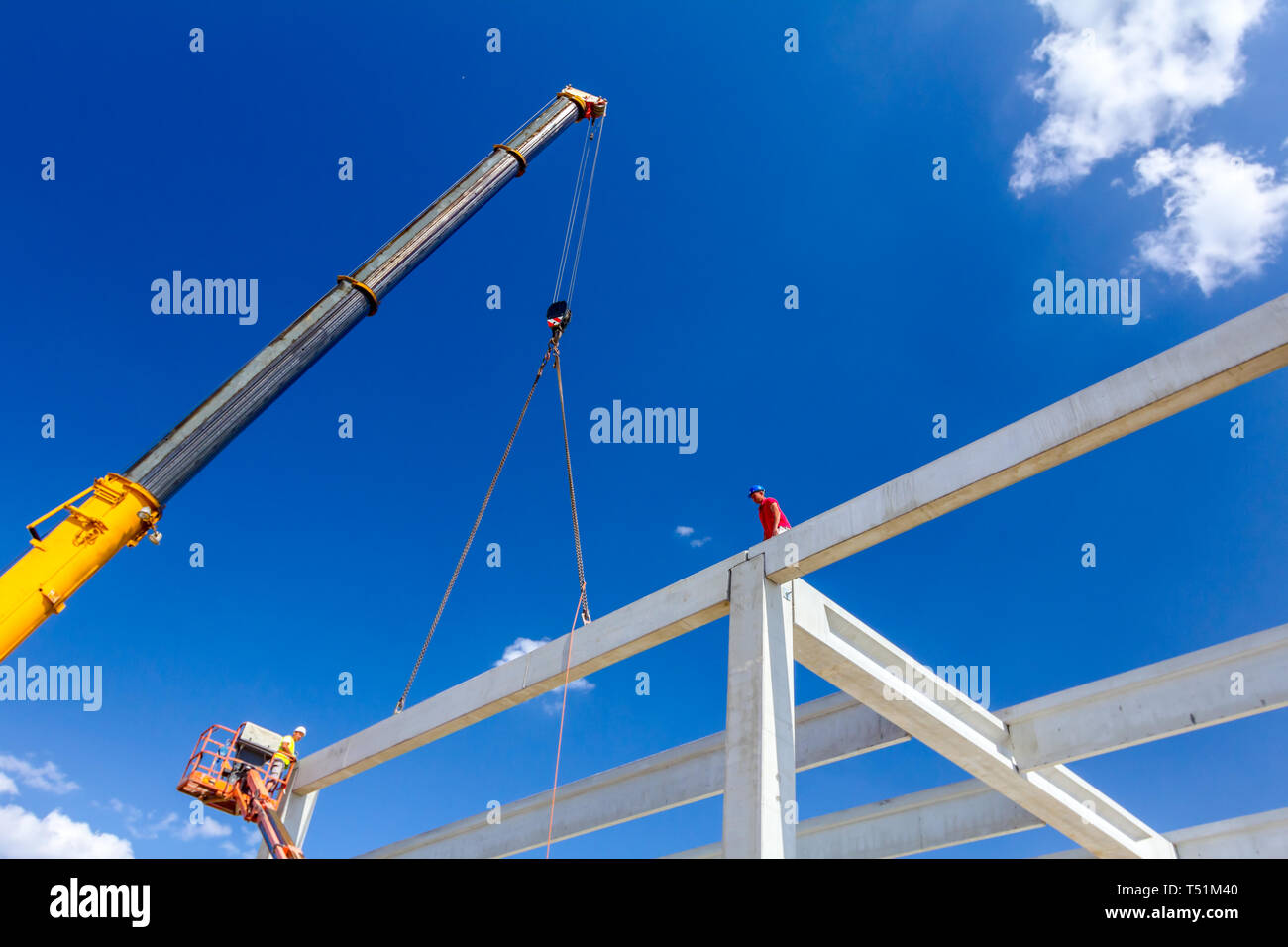 Mobiler Kran ist in Betrieb und Arbeiter ist Montage Beton Unterzug in ...