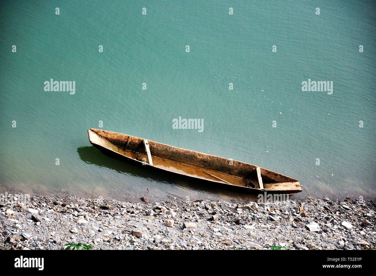 Einsames altes holzboot -Fotos und -Bildmaterial in hoher Auflösung – Alamy