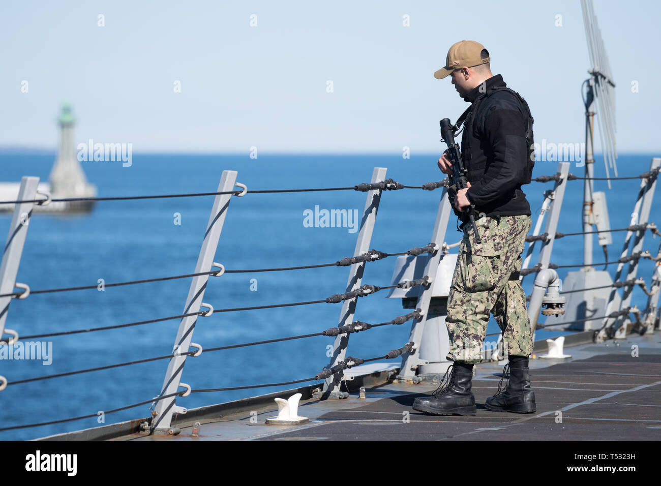US Navy der Arleigh-Burke-Klasse Lenkwaffen-zerstörer USS Schwer (DDG ...