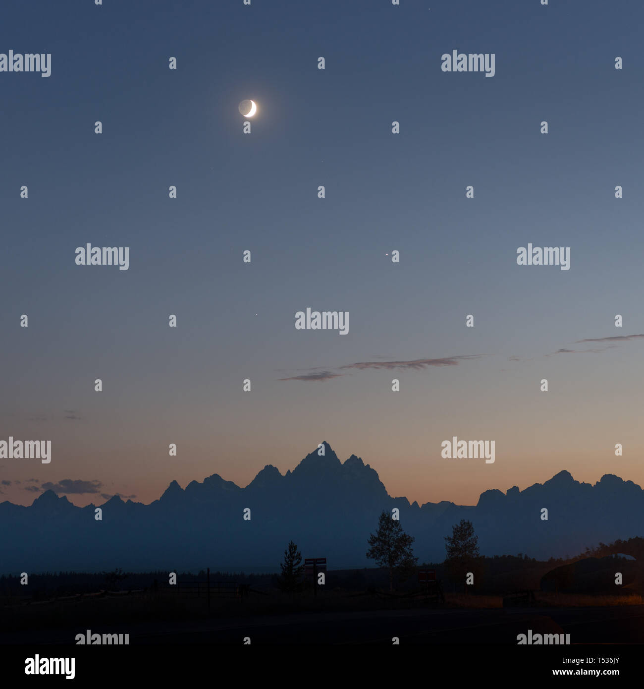 Waxing crescent moon phase -Fotos und -Bildmaterial in hoher Auflösung ...